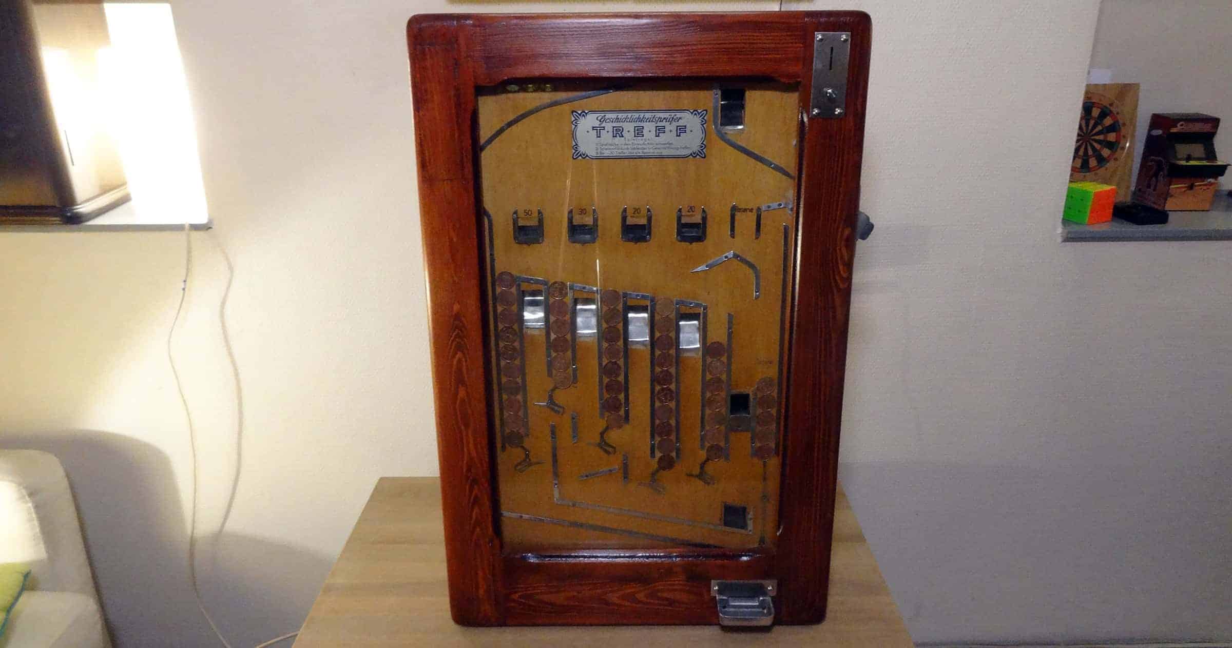 Treff knipsekasse. Nu i træ og original stand – Restaurering af automater