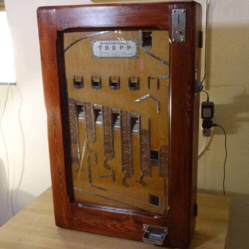 Treff knipsekasse. Nu i træ og original stand – Restaurering af automater