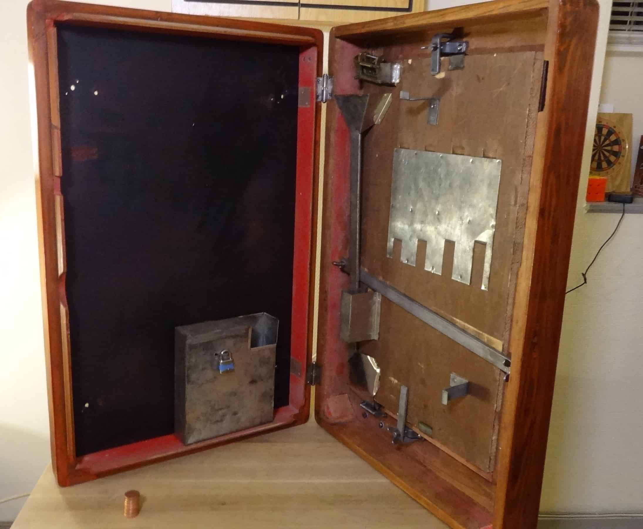 Treff knipsekasse. Nu i træ og original stand – Restaurering af automater