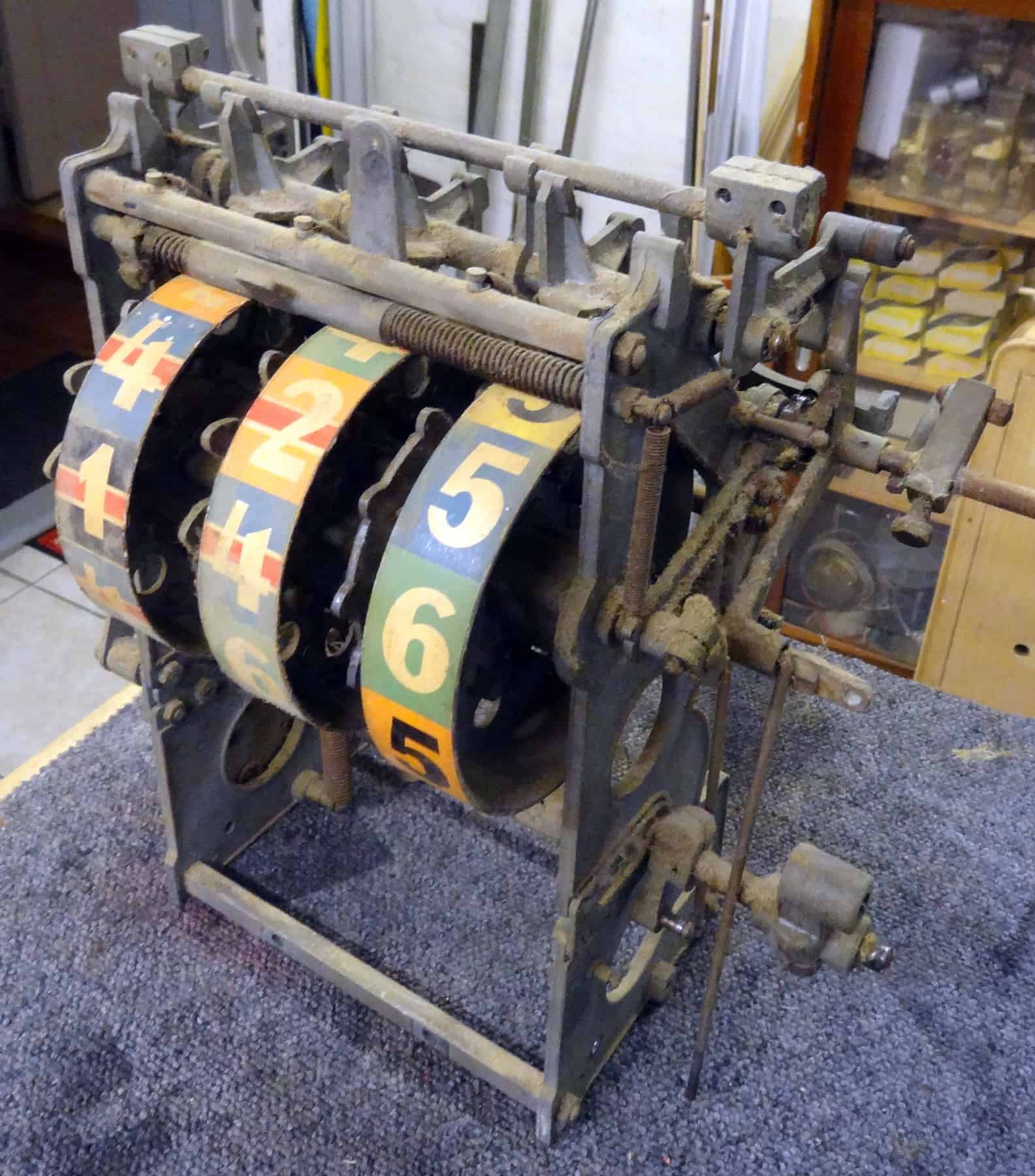 Beromat. Værket under behandling – Restaurering af automater