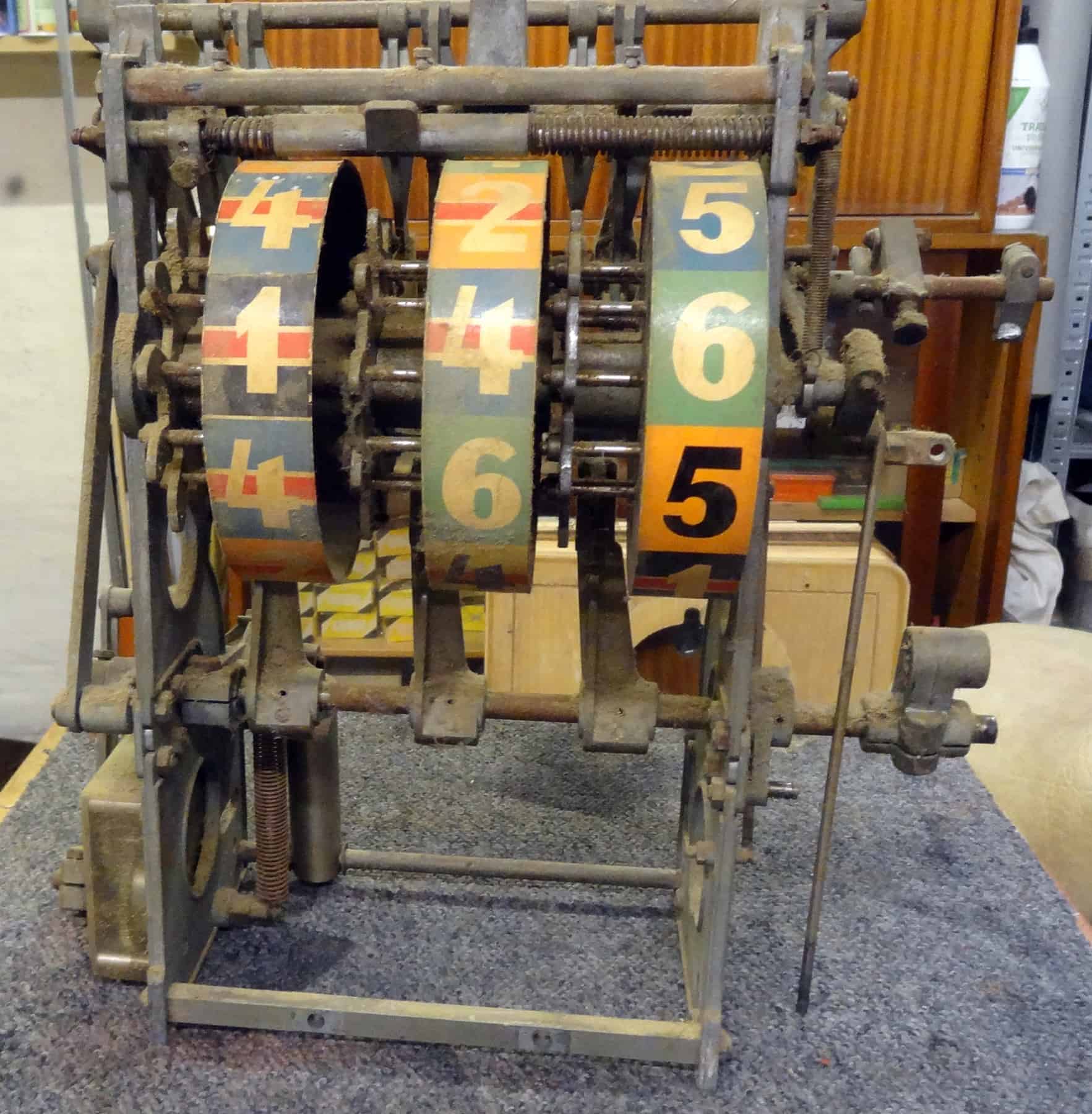 Beromat. Værket under behandling – Restaurering af automater