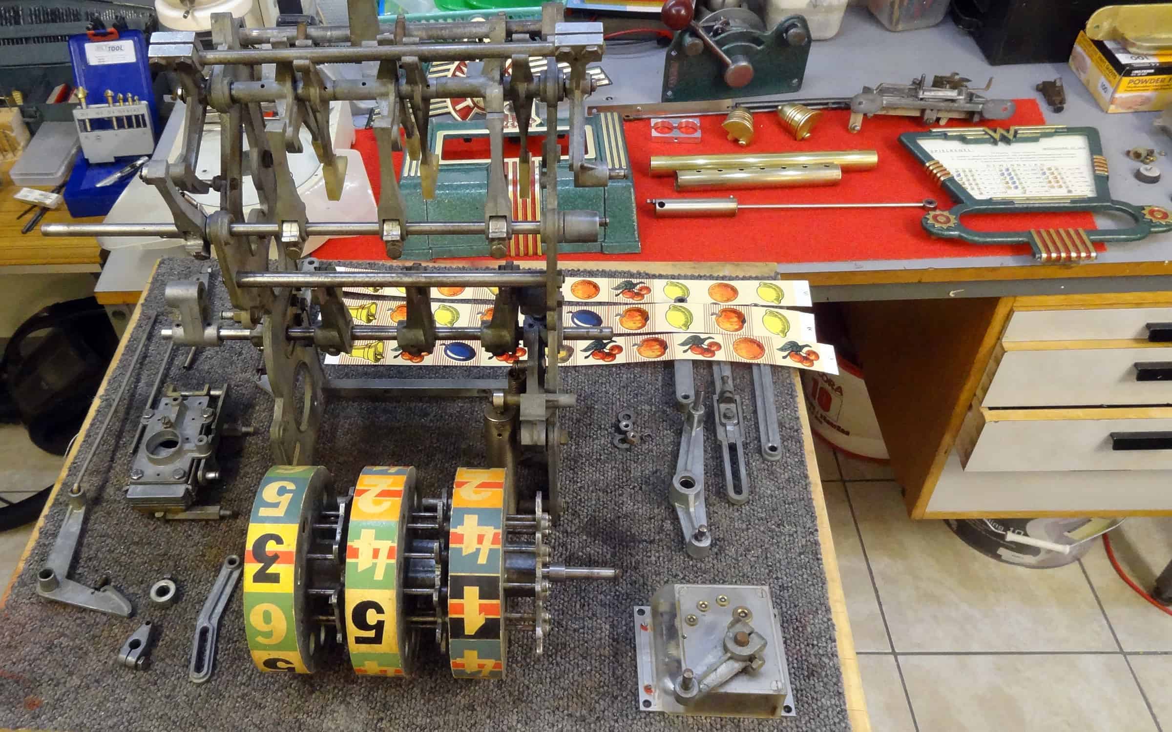 Beromat. Værket under behandling – Restaurering af automater