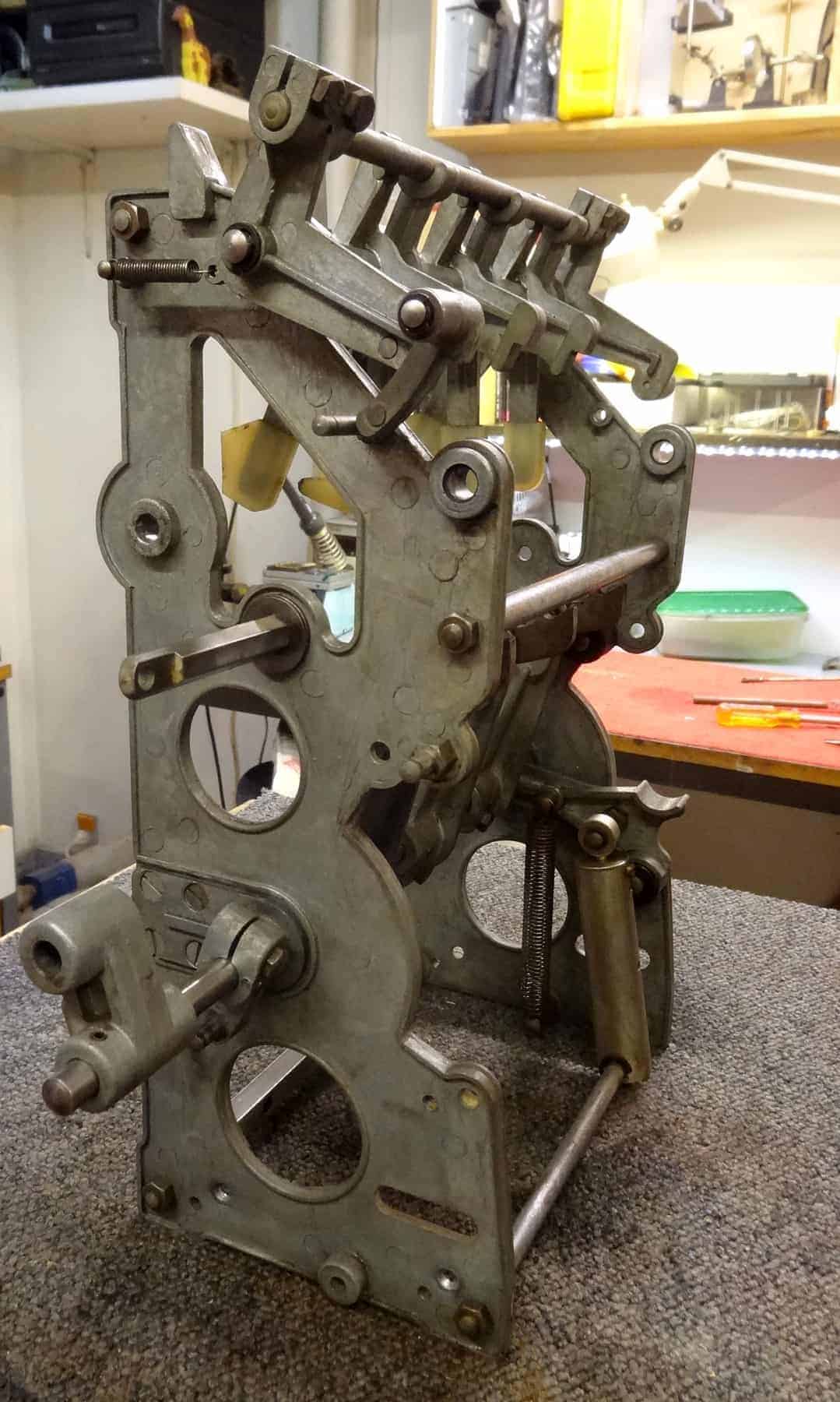 Beromat. Værket under behandling – Restaurering af automater