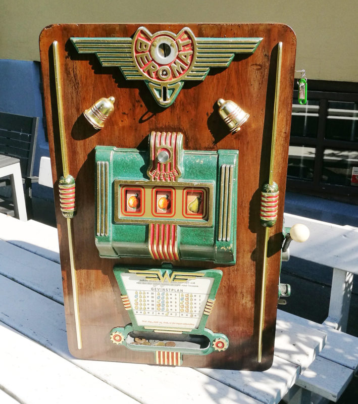 Beromat Klokke færdig og klar. Nu atter intakt – Restaurering af automater