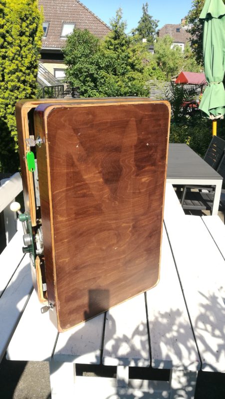 Beromat Klokke færdig og klar. Nu atter intakt – Restaurering af automater