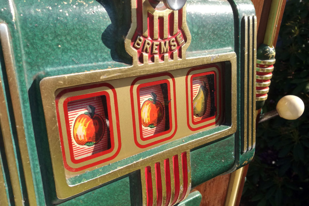 Beromat Klokke færdig og klar. Nu atter intakt – Restaurering af automater