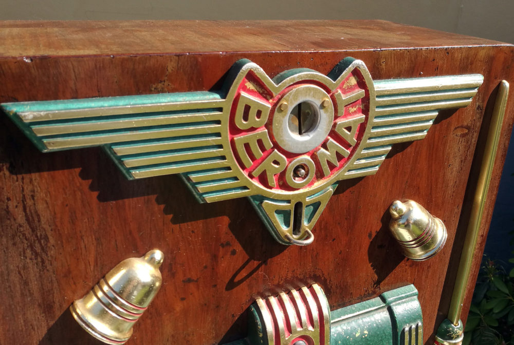 Beromat Klokke færdig og klar. Nu atter intakt – Restaurering af automater